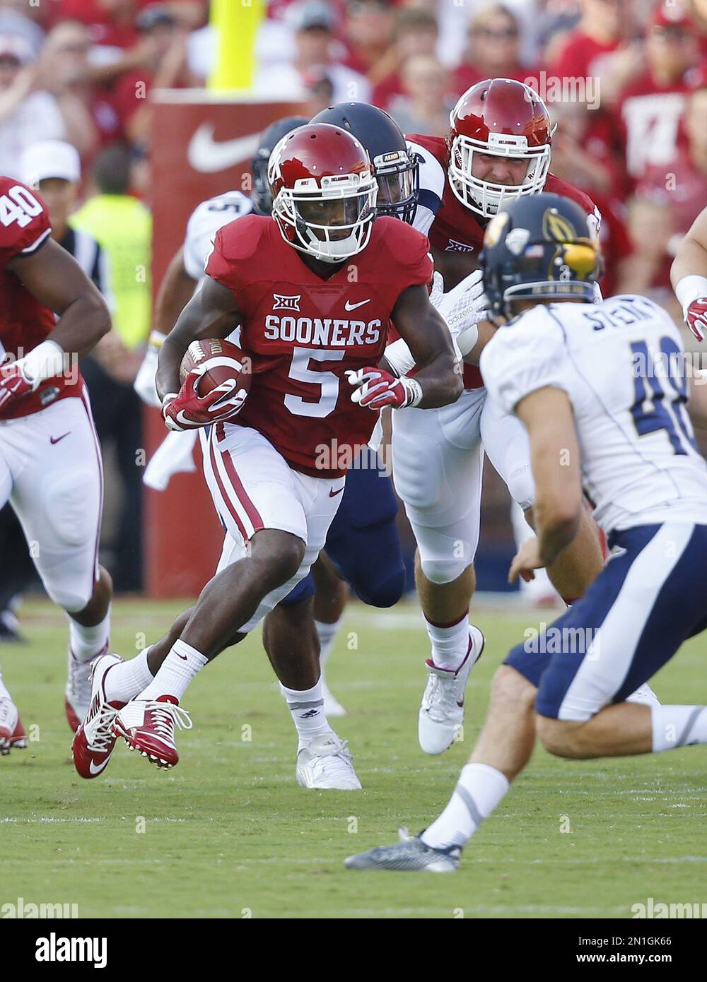 Oklahoma wide receiver Durron Neal (5) carries the ball during an NCAA ...