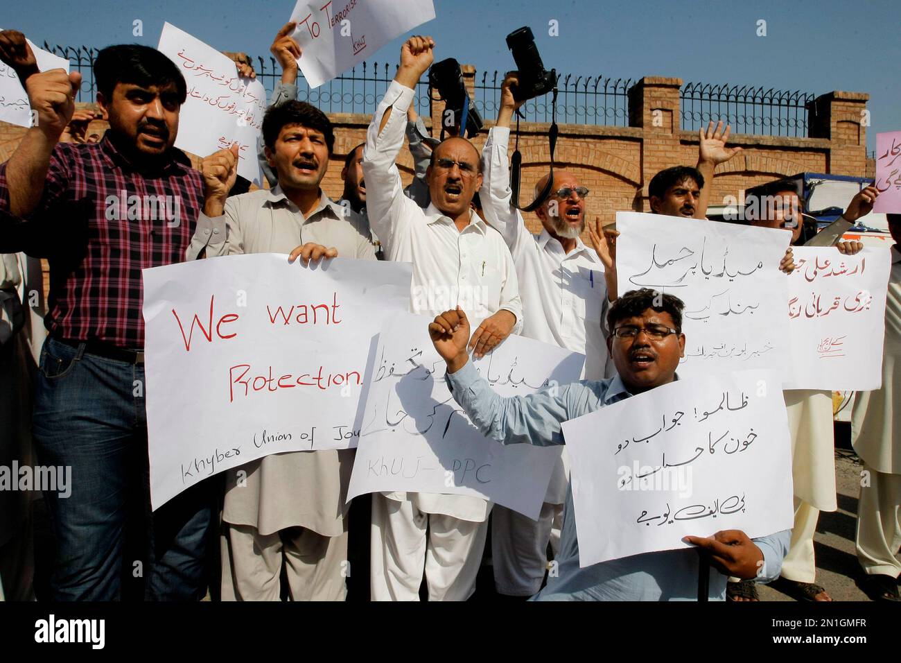 Pakistani journalists shout slogans to condemn the killing of ...