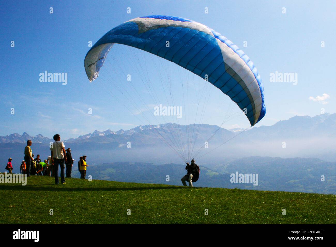 Paragliding extreme sports Stock Photo - Alamy