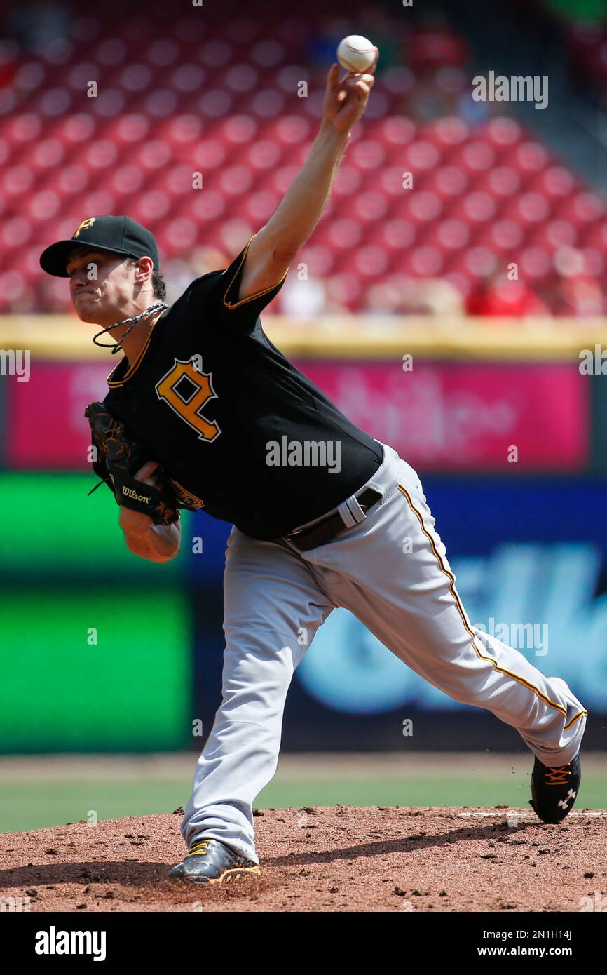 Pittsburgh Pirates starting pitcher Jeff Locke throws in the first ...