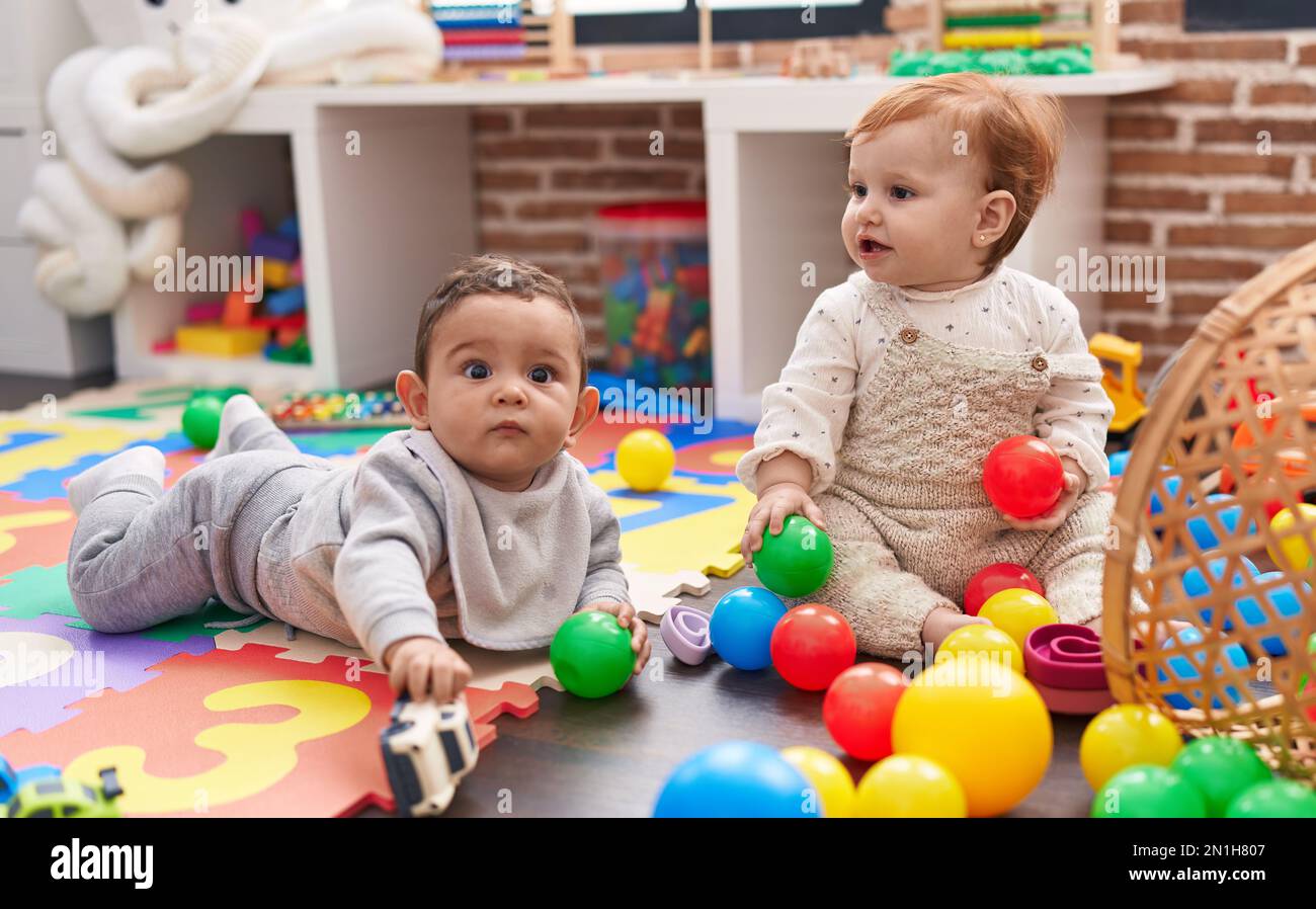 Preschoolers sitting on floor playing hi-res stock photography and ...