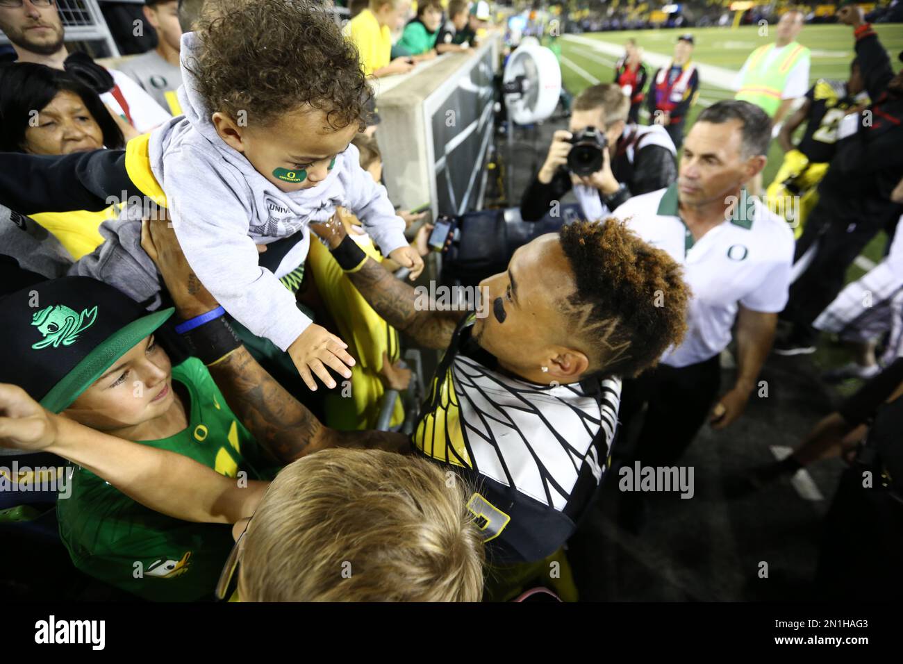 Oregon quarterback Vernon Adams Jr. (3) holds up his daughter Addison ...
