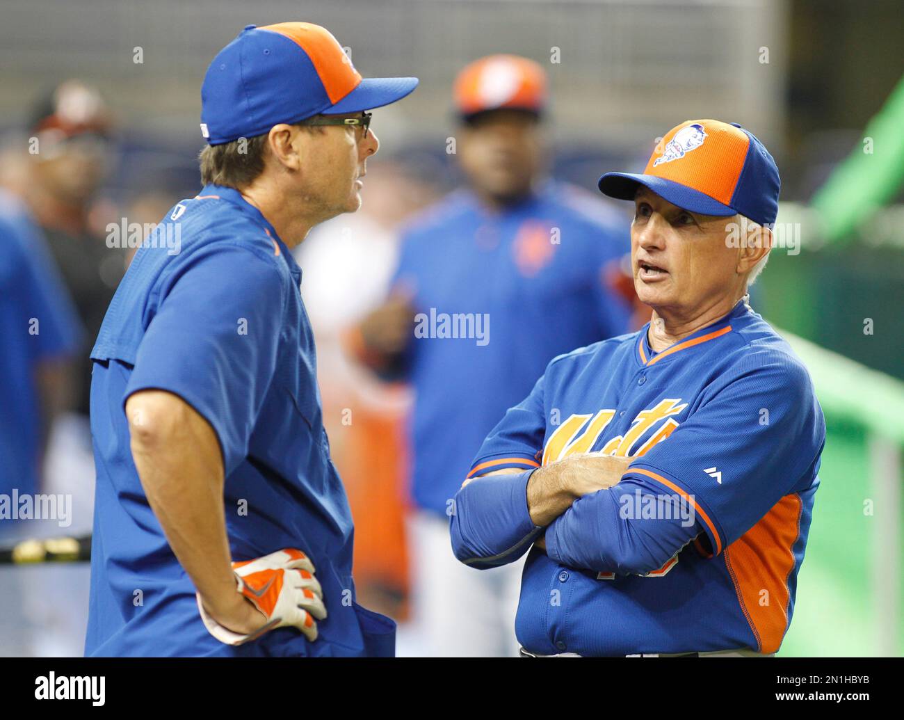 New York Mets manager Terry Collins, right, speaks with third base ...