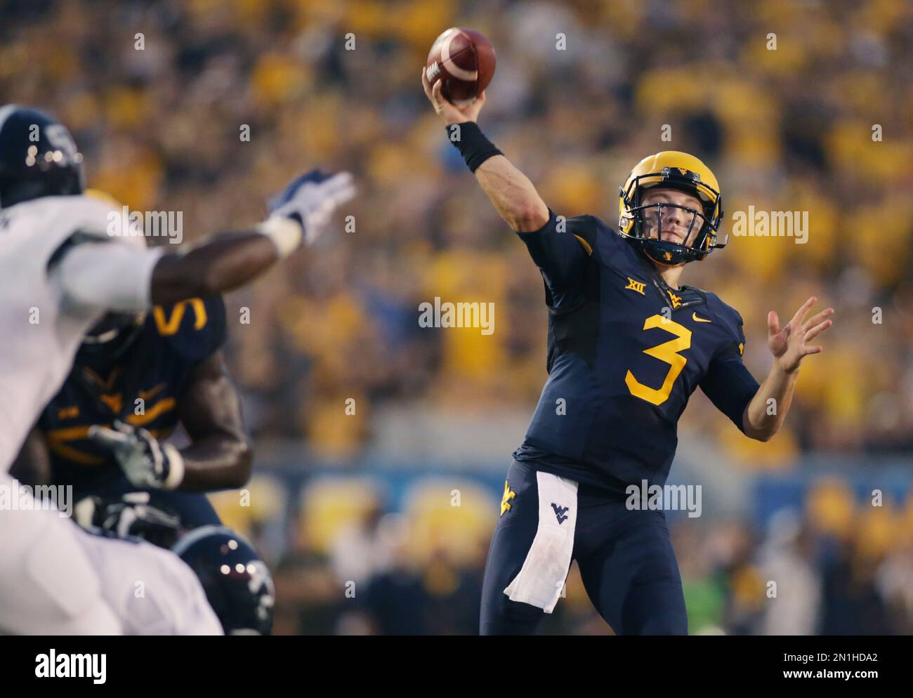 West Virginia quarterback Skyler Howard (3) passes against Georgia ...