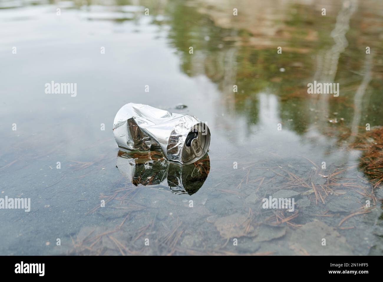 Aluminum can in water, polluted lake concept Stock Photo - Alamy
