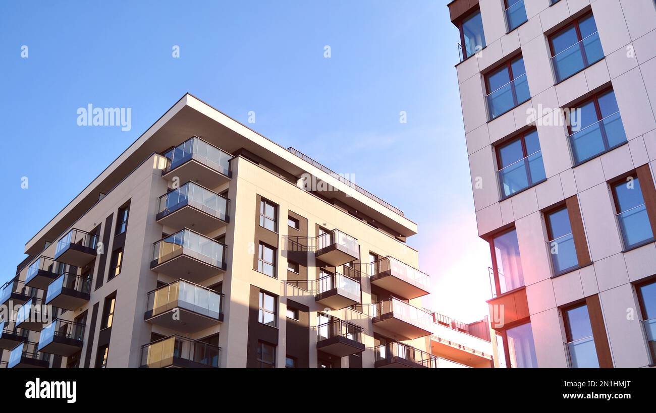 Symmetrical modern architecture hi-res stock photography and images - Alamy