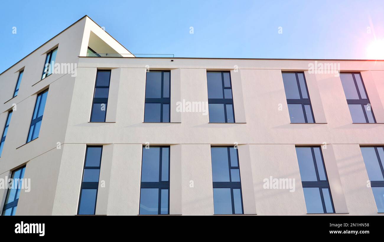 Symmetrical modern architecture hi-res stock photography and images - Alamy