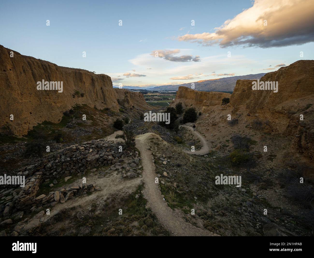 Arid barren badland, wild west dry desert landscape of Bannockburn ...