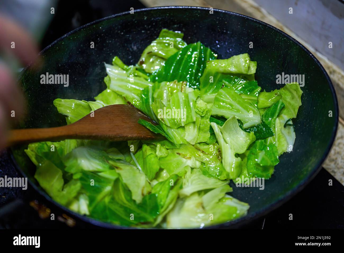 A Chinese chef is frying shredded cabbage Stock Photo - Alamy