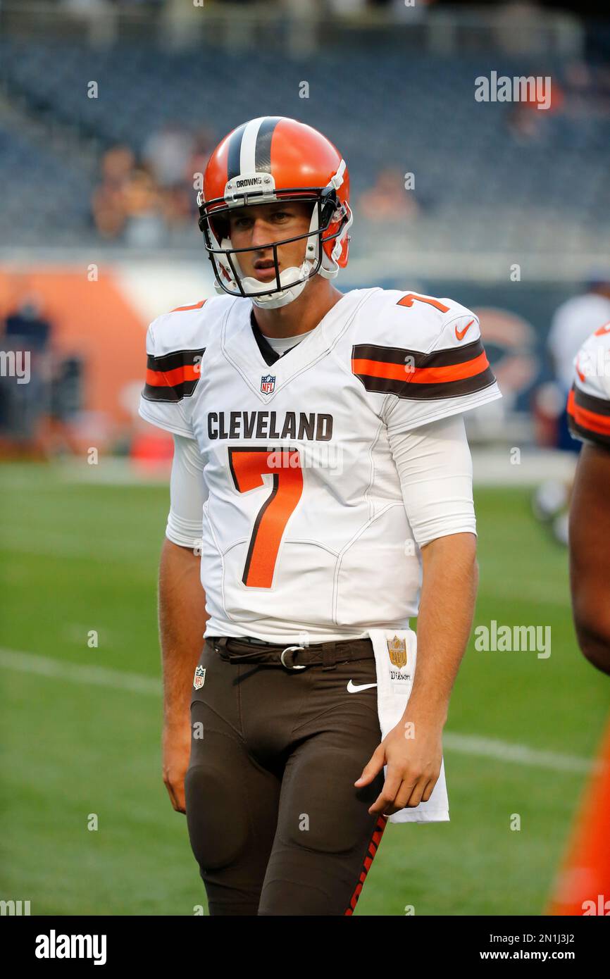 Cleveland Browns quarterback Pat Devlin (7) warms up before an NFL ...