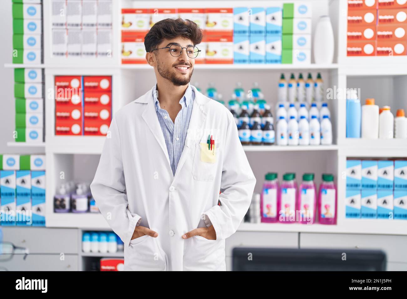 Arab pharmacist at counter hi-res stock photography and images - Alamy