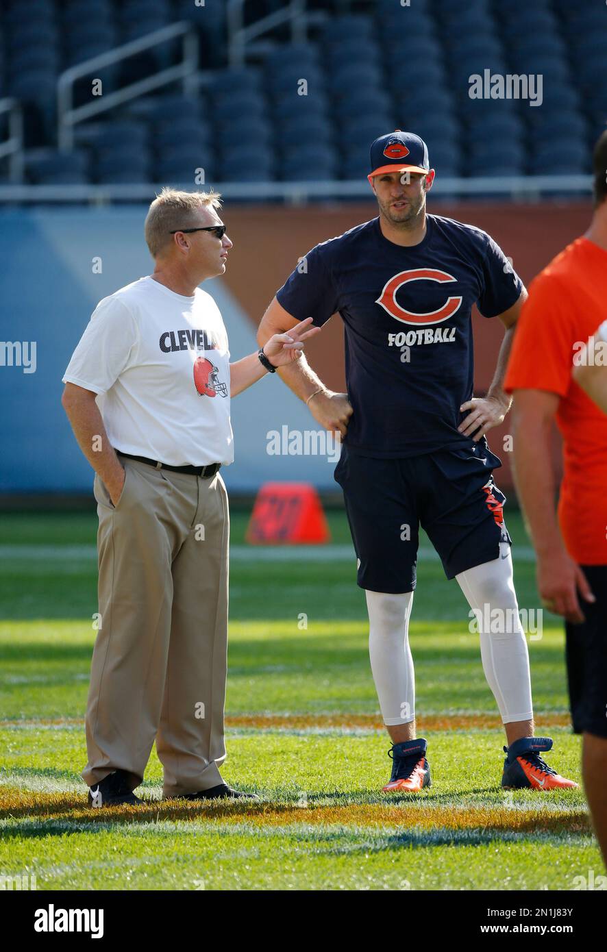 Browns special teams coordinator Chris Tabor talks to Chicago Bears ...