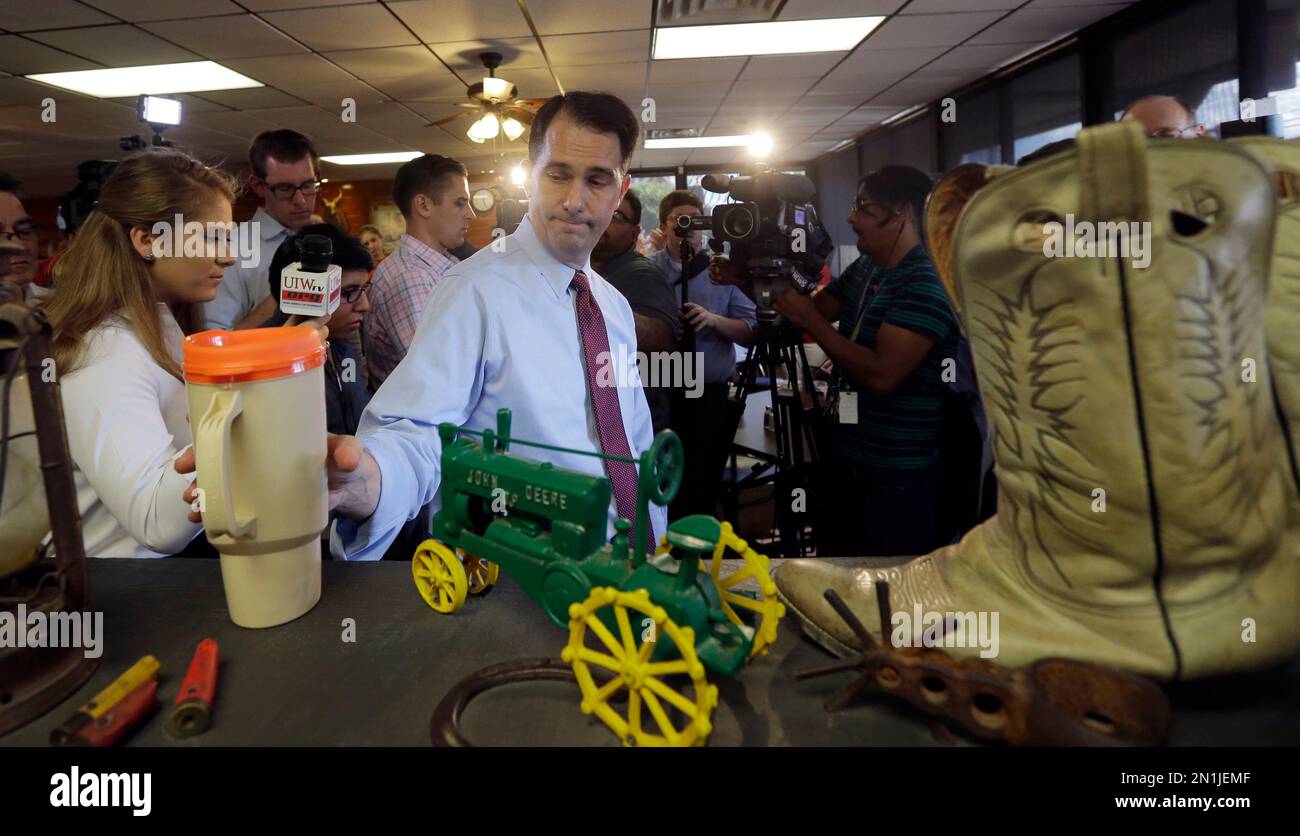Republican presidential candidate Wisconsin Gov. Scott Walker, center ...