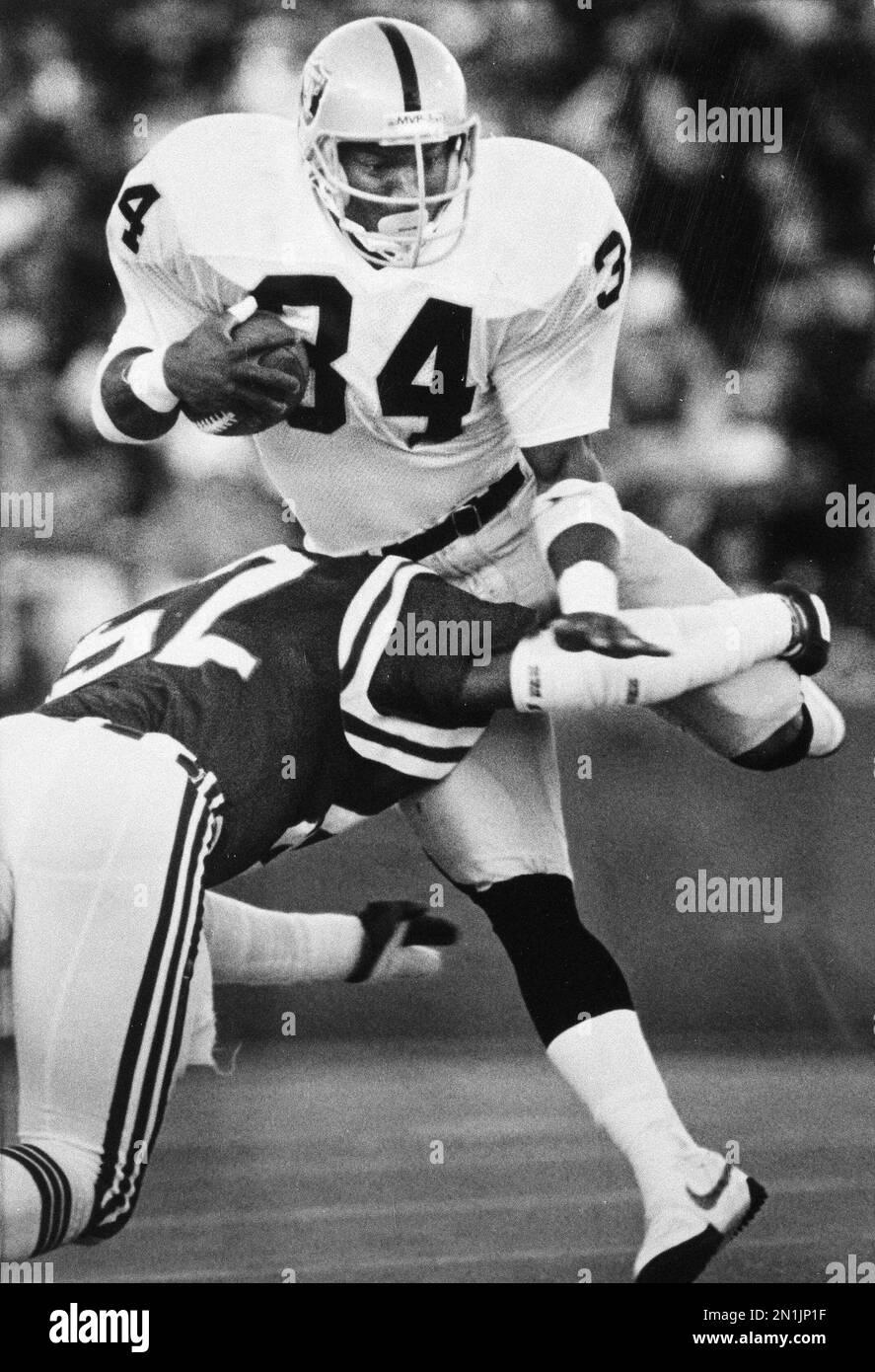 Running back Bo Jackson (34) of the Los Angeles Raiders carries the ...