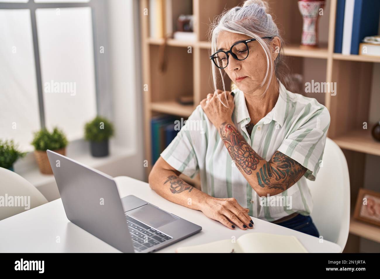 Shoulder pain woman online hi-res stock photography and images - Alamy
