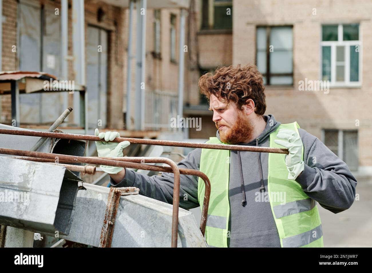Scrap yard man working hi-res stock photography and images - Alamy