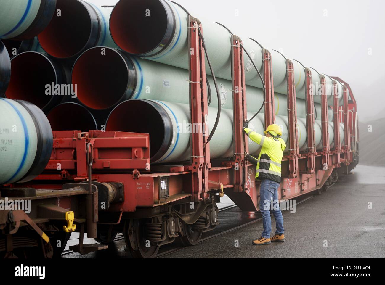 06 February 2023, Schleswig-Holstein, Brunsbüttel: Employees attach the ...