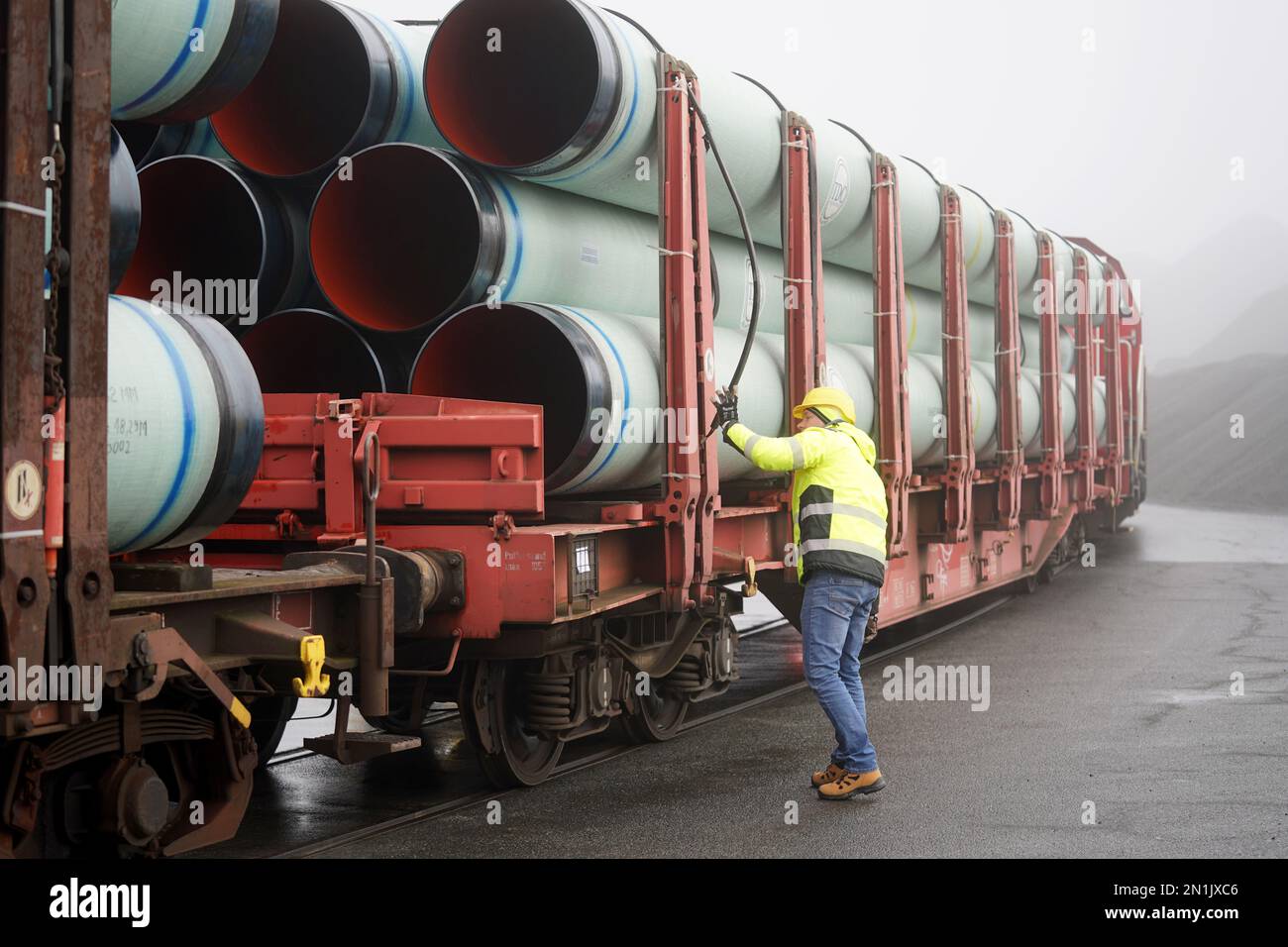 06 February 2023, Schleswig-Holstein, Brunsbüttel: An employee attaches ...