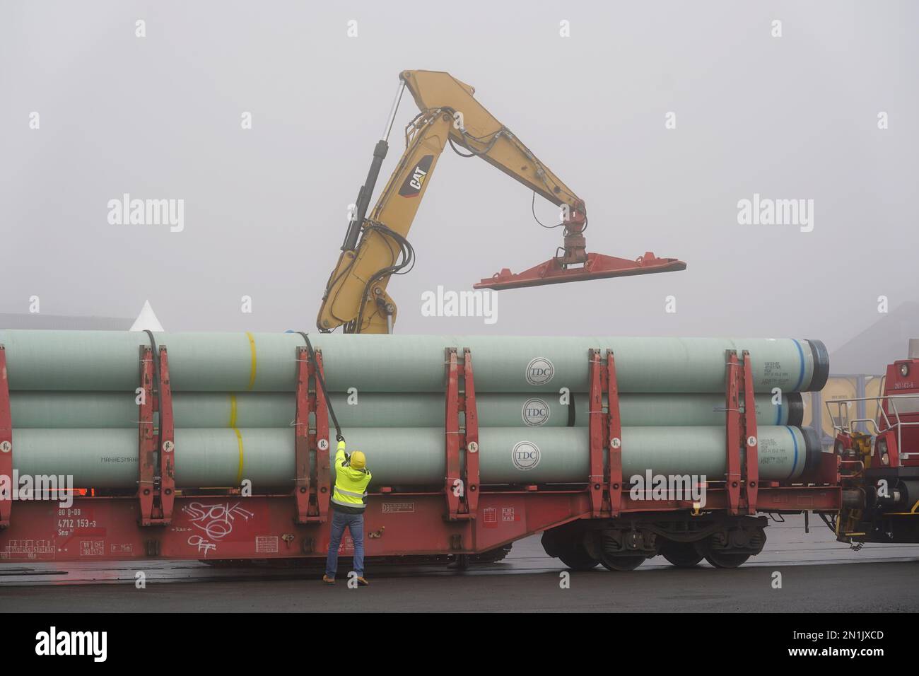 06 February 2023, Schleswig-Holstein, Brunsbüttel: Employees attach the ...