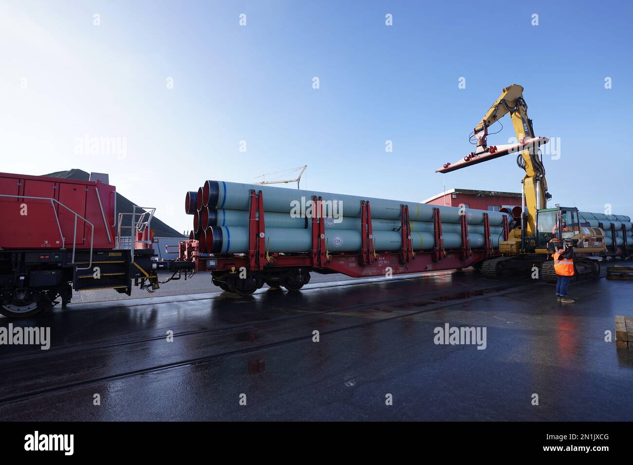 06 February 2023, Schleswig-Holstein, Brunsbüttel: The last pipes for ...