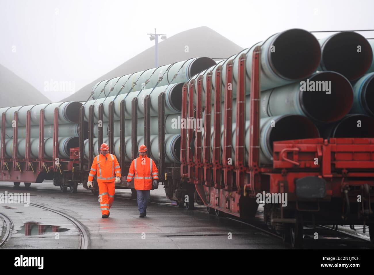 06 February 2023, Schleswig-Holstein, Brunsbüttel: Employees walk along ...