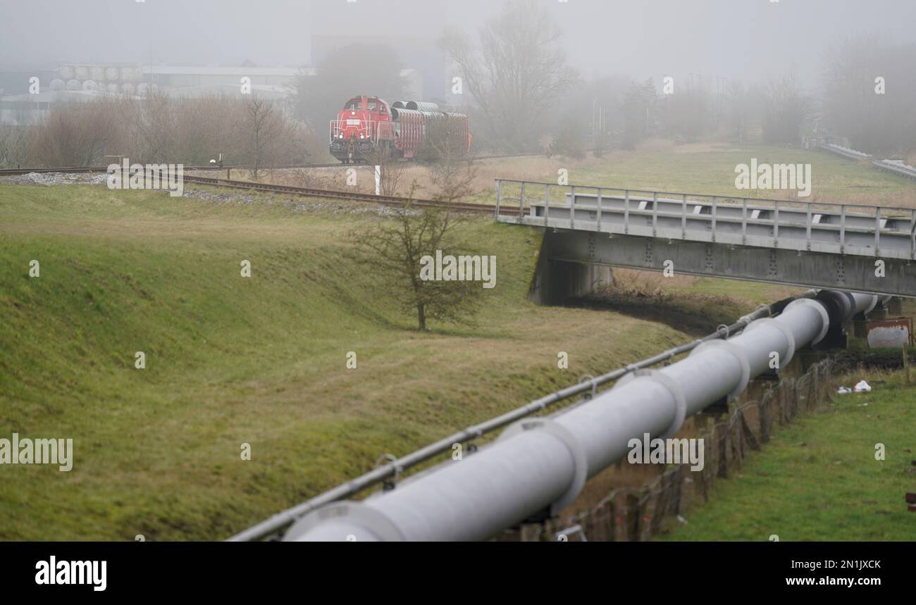 06 February 2023, Schleswig-Holstein, Brunsbüttel: A freight train ...