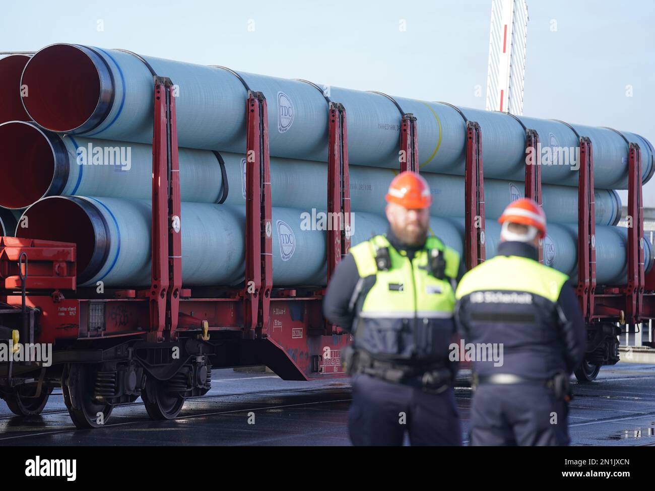 06 February 2023, Schleswig-Holstein, Brunsbüttel: The last pipes for ...