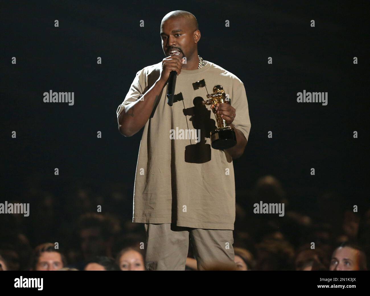 Kanye West accepts the video vanguard award at the MTV Video Music ...