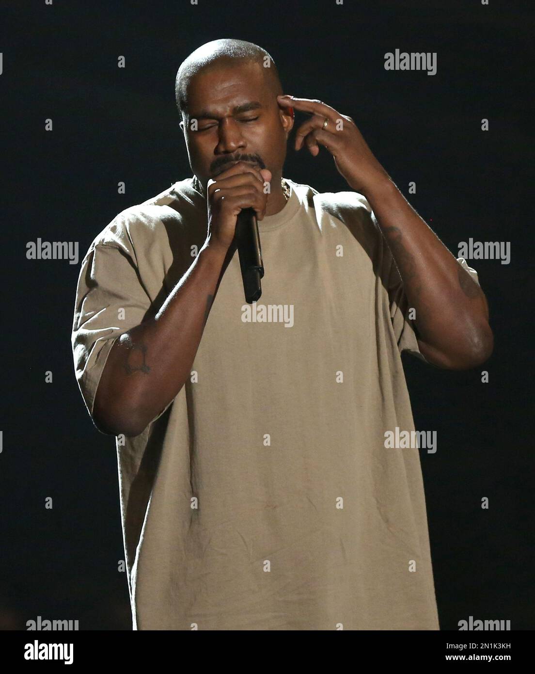 Kanye West accepts the video vanguard award at the MTV Video Music ...