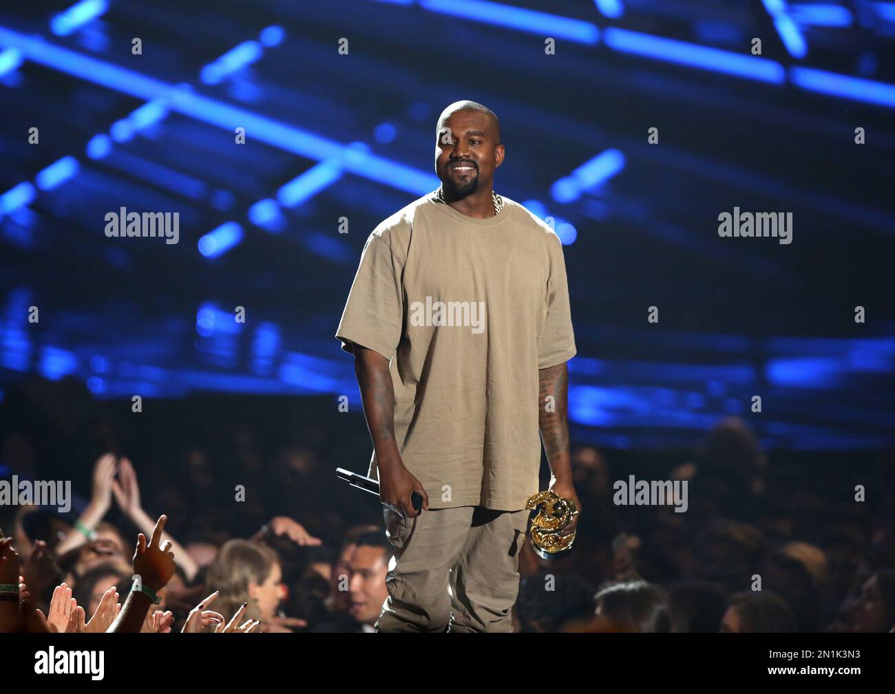 Kanye West accepts the video vanguard award at the MTV Video Music ...