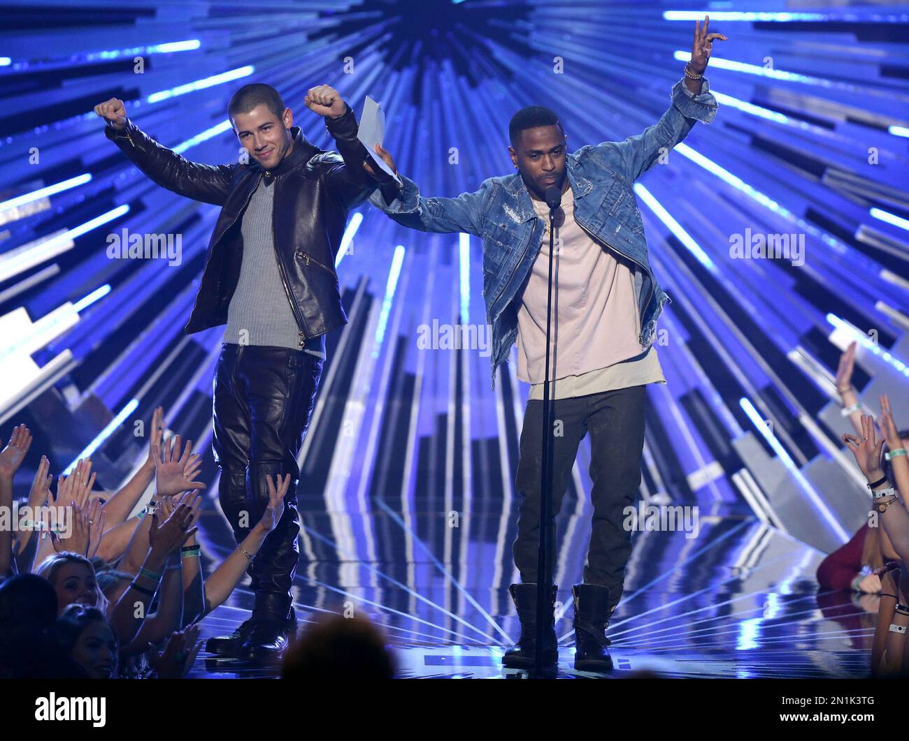 Nick Jonas, left, and Big Sean present the award for female video of ...