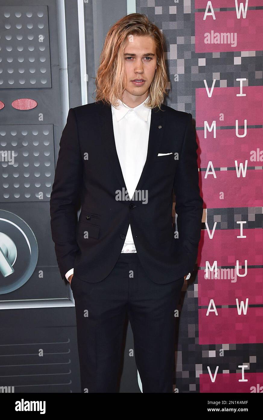 Austin Butler arrives at the MTV Video Music Awards at the Microsoft ...
