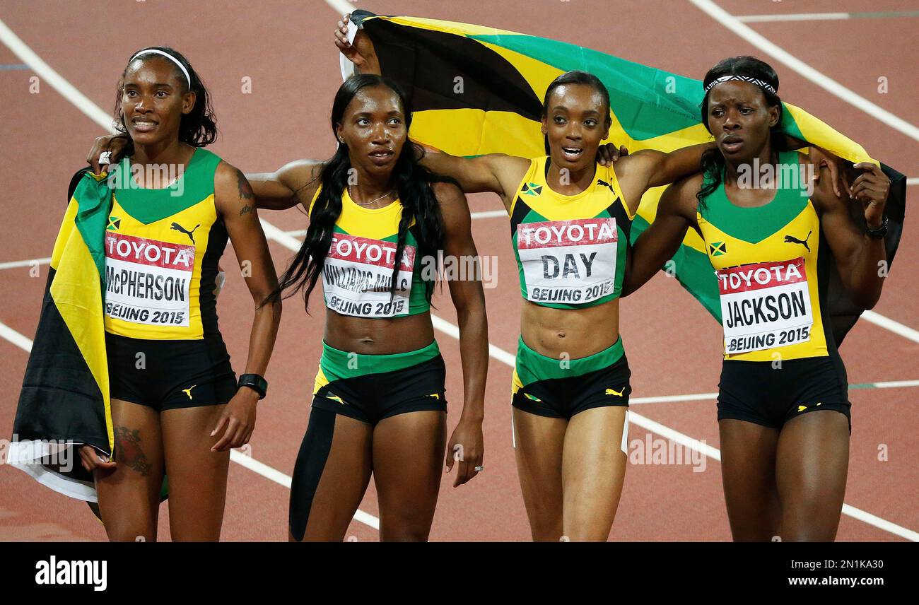 Team Jamaica celebrates winning the women's 4x400m relay final at World ...