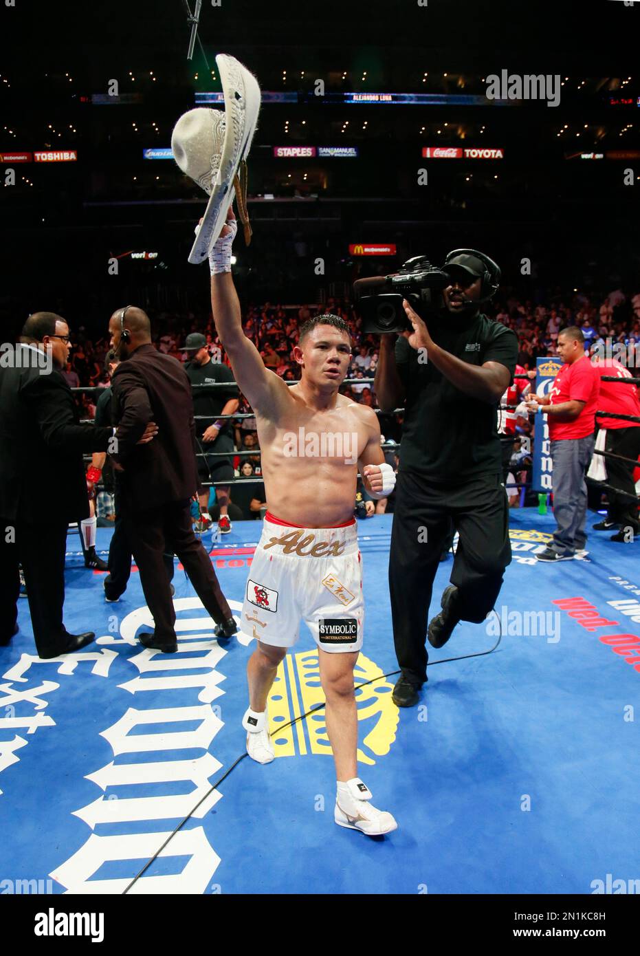 Alejandro Luna celebrates defeating Sergio Lopez of Mexico in the ...