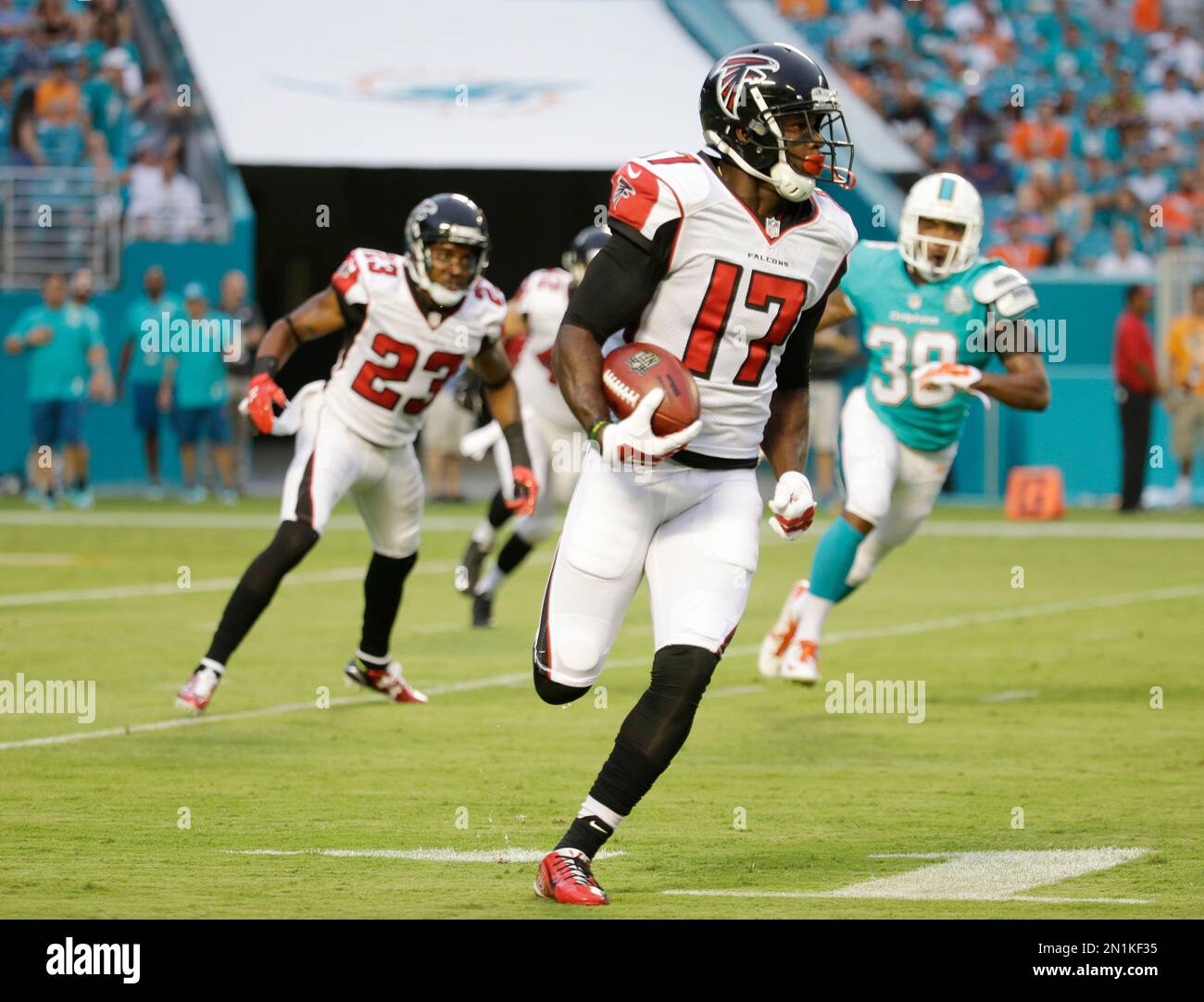 Atlanta Falcons wide receiver Devin Hester (17) runs with the ball ...