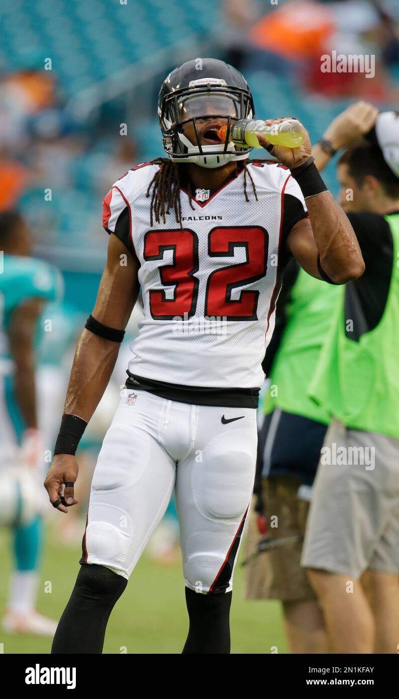 Atlanta Falcons cornerback Jalen Collins (32) keeps hydrated before an ...