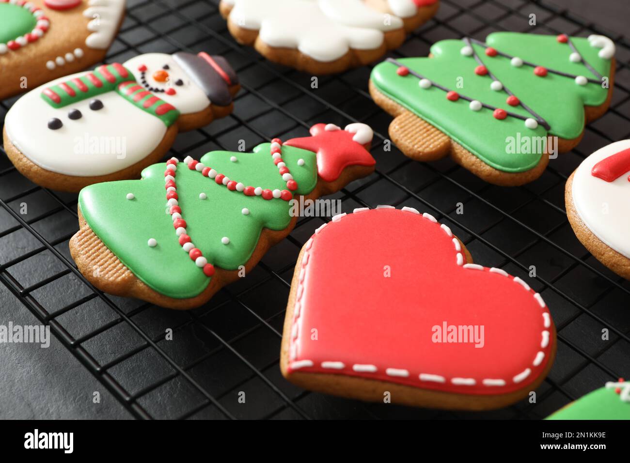 Delicious Christmas cookies on cooling rack, closeup Stock Photo - Alamy