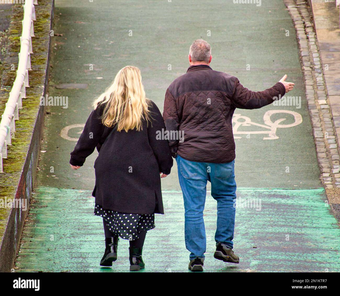 Overweight couple walking hi-res stock photography and images - Alamy