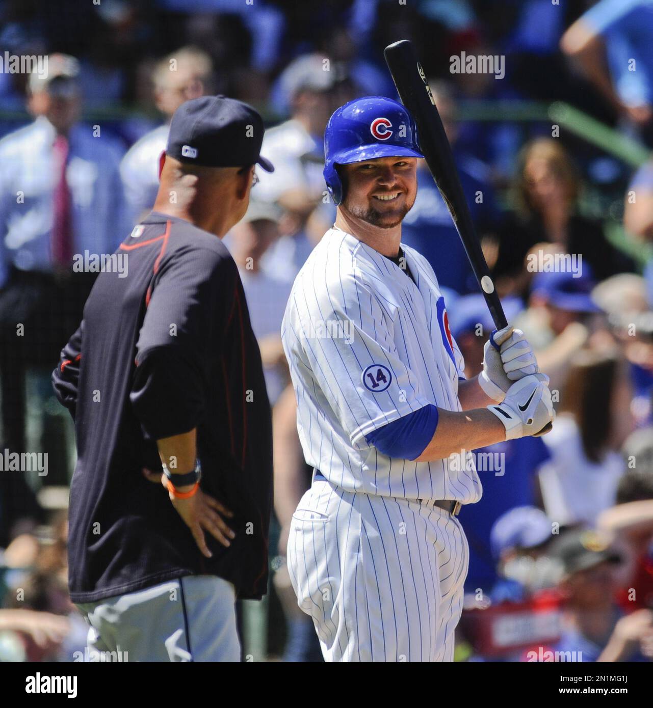 Cleveland Indians manager Terry Francona, left, talks with Chicago Cubs ...