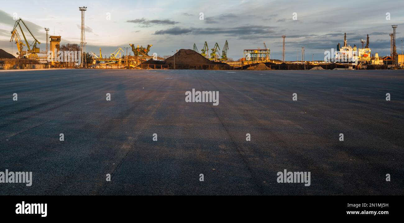 Large asphalt yard in the seaport Stock Photo - Alamy
