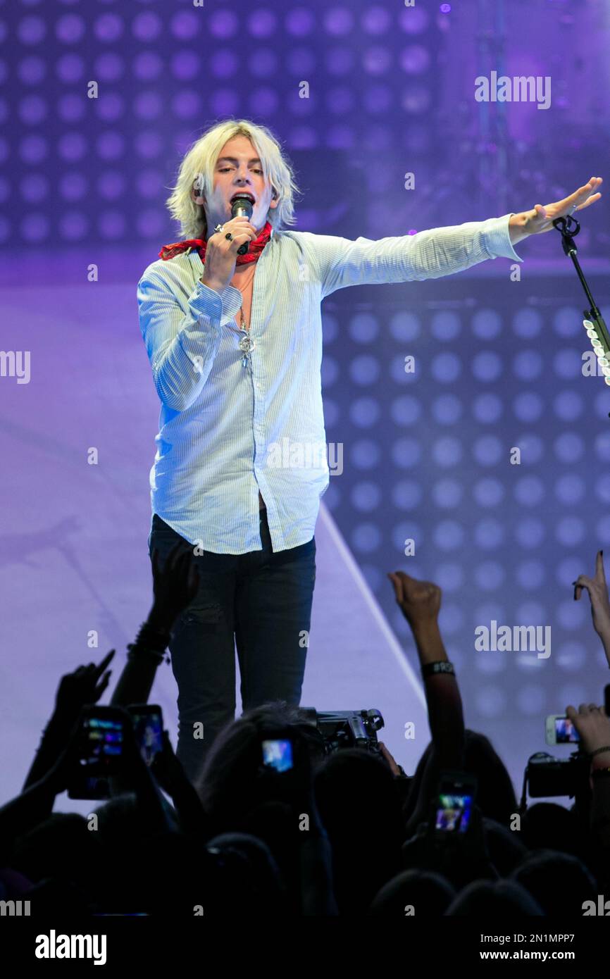 R5 Ross Lynch Falls On Stage