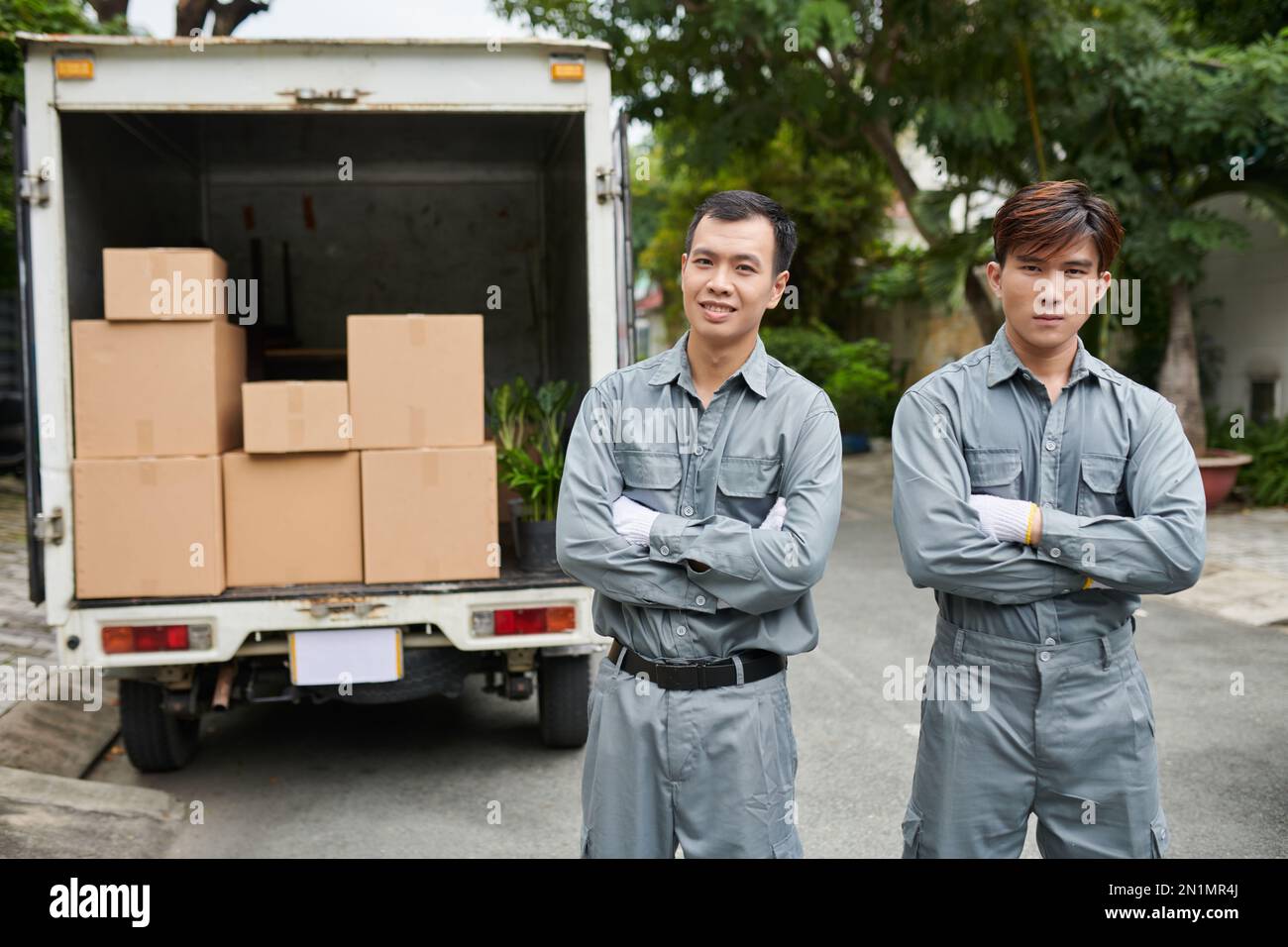 Mover uniform hi-res stock photography and images - Alamy