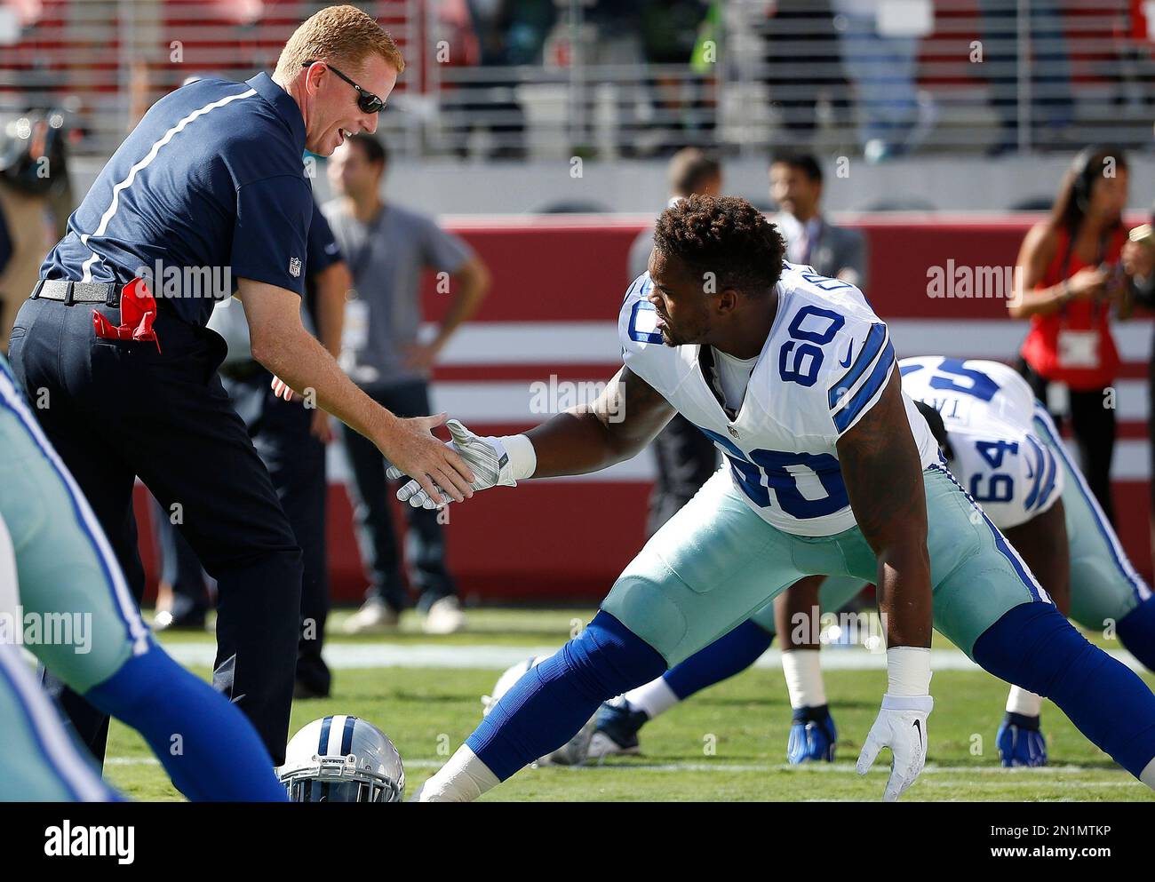 Dallas Cowboys head coach Jason Garrett, left, shakes hands with ...