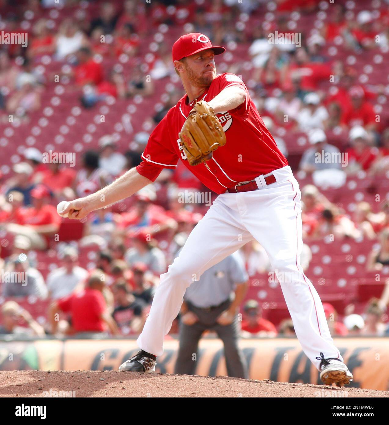 Cincinnati Reds relief pitcher Collin Balester throws against the ...