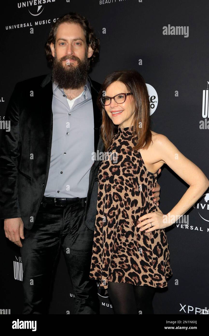 Los Angeles, CA. 5th Feb, 2023. Roey Hershkovitz, Lisa Loeb at arrivals for Universal Music ...