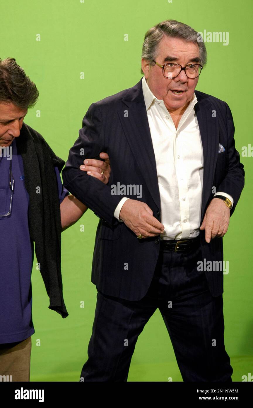 Comedian Ronnie Corbett photographed on the treadmill at Peter Kay's ...