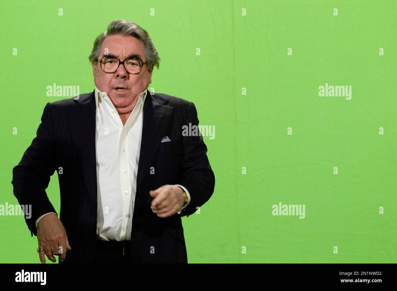 Mr ronnie corbett hi-res stock photography and images - Alamy