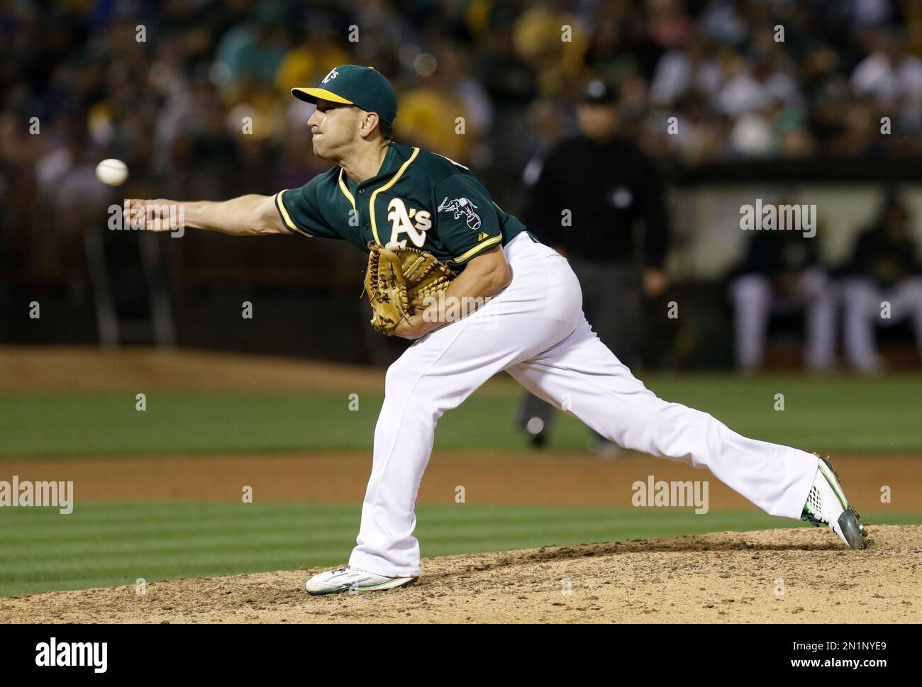 Oakland Athletics pitcher Pat Venditte works against the Los Angeles ...