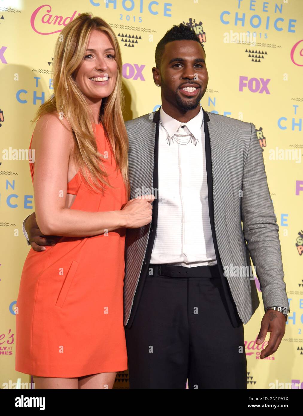 Cat Deeley, left, and Jason Derulo pose in the press room at the Teen ...