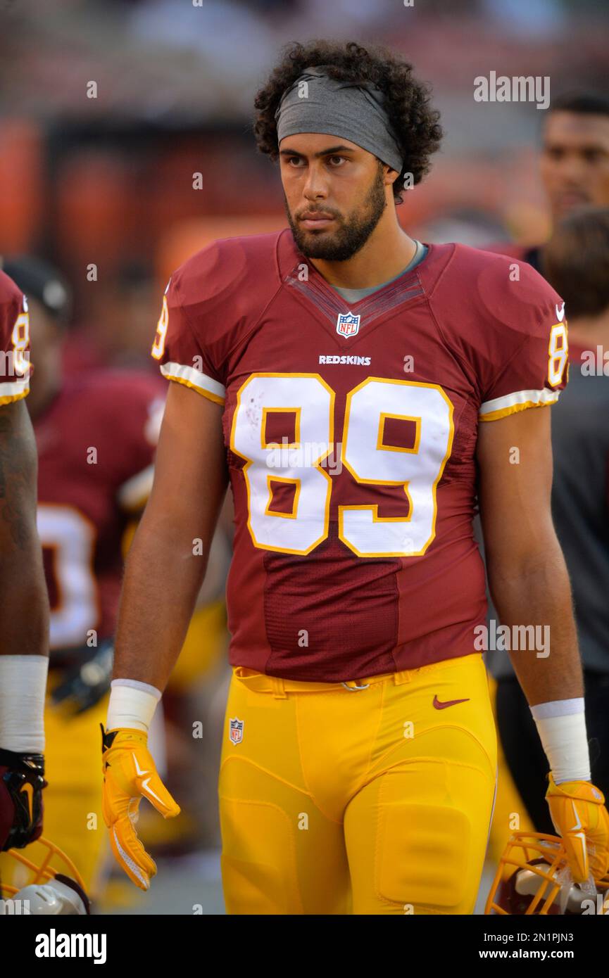 Washington Redskins tight end Devin Mahina stands on the sideline ...